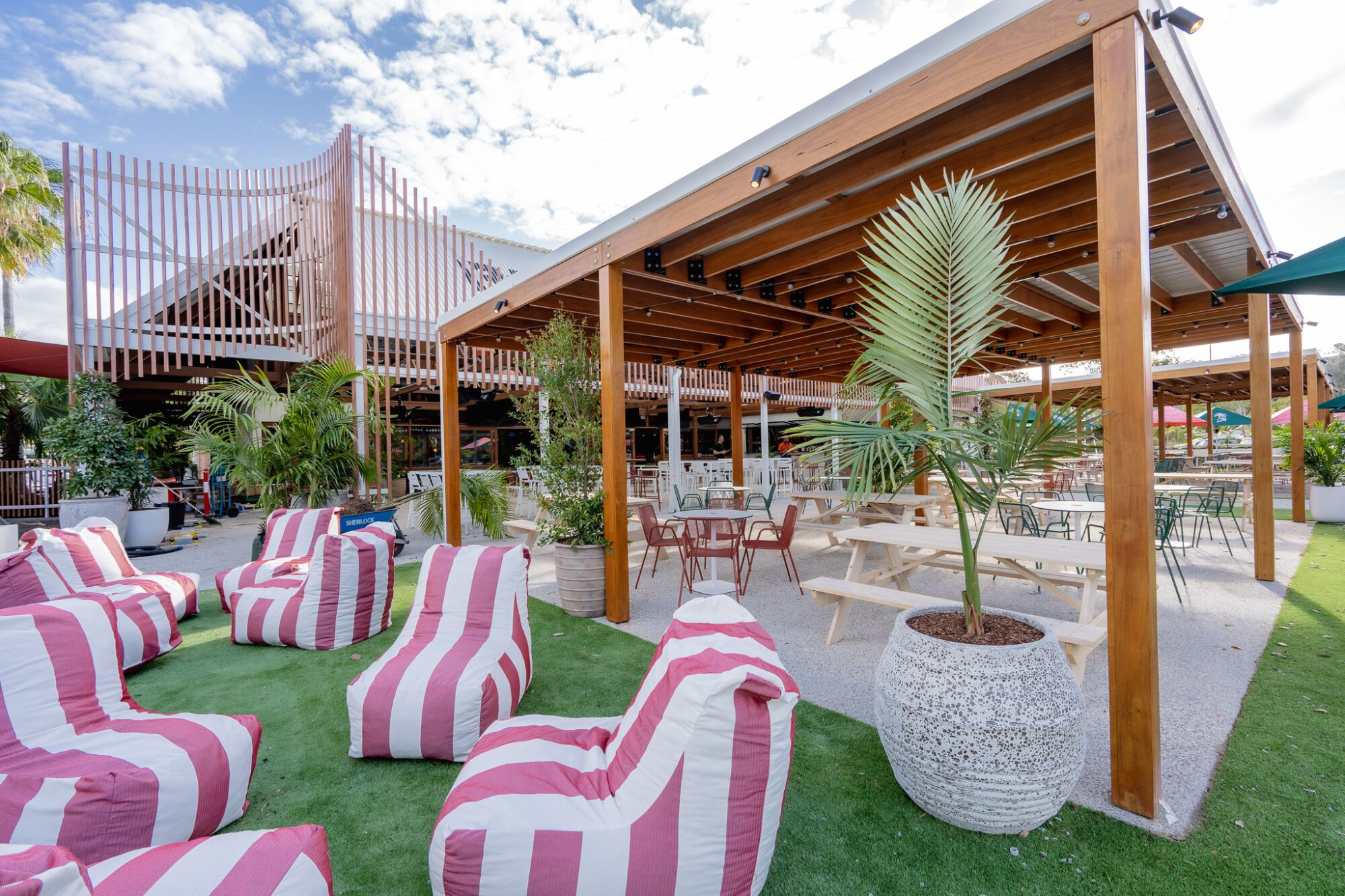 Burleigh Town Hotel | Sports Bar in Gold Coast