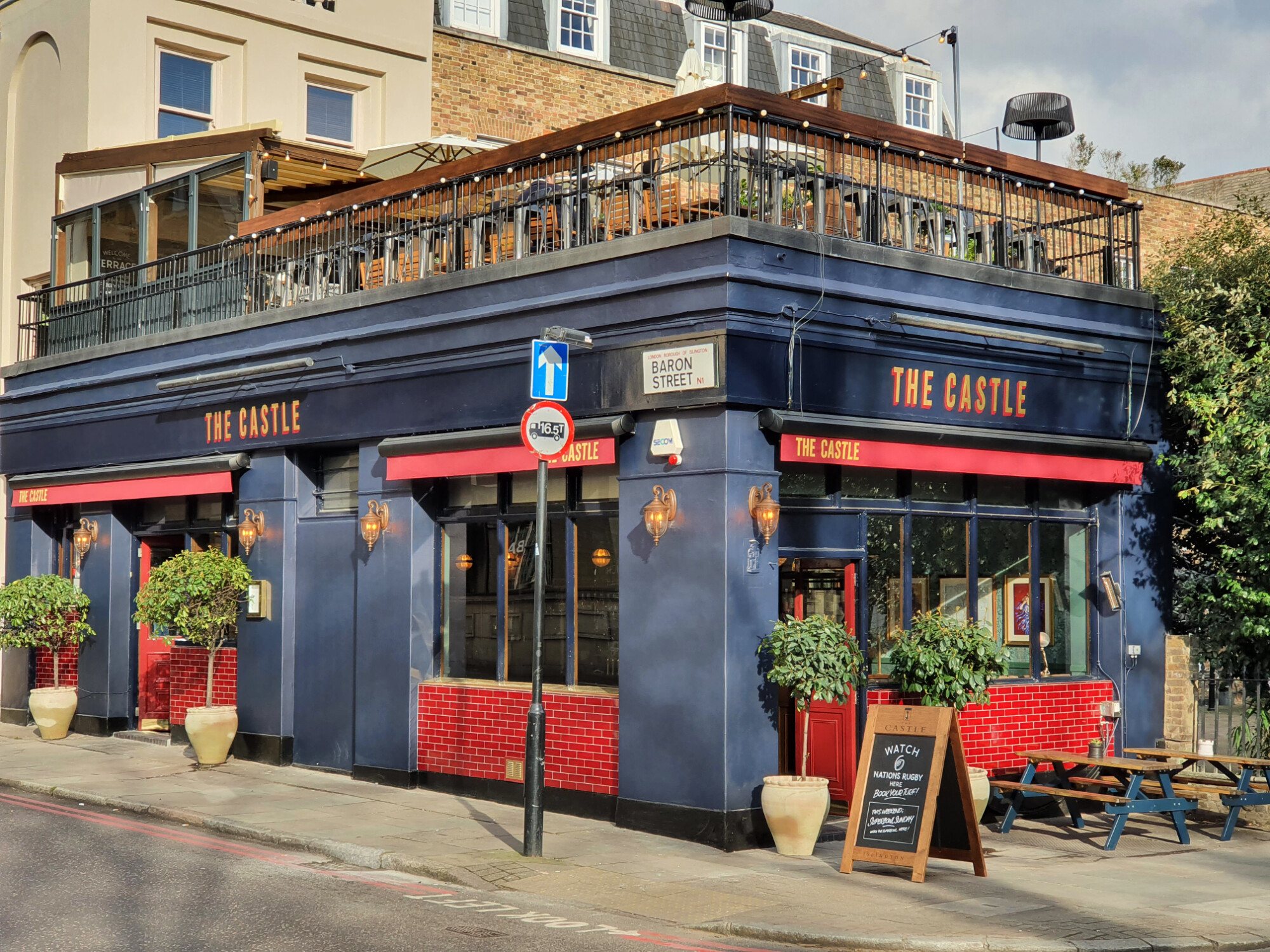 The castle pub store