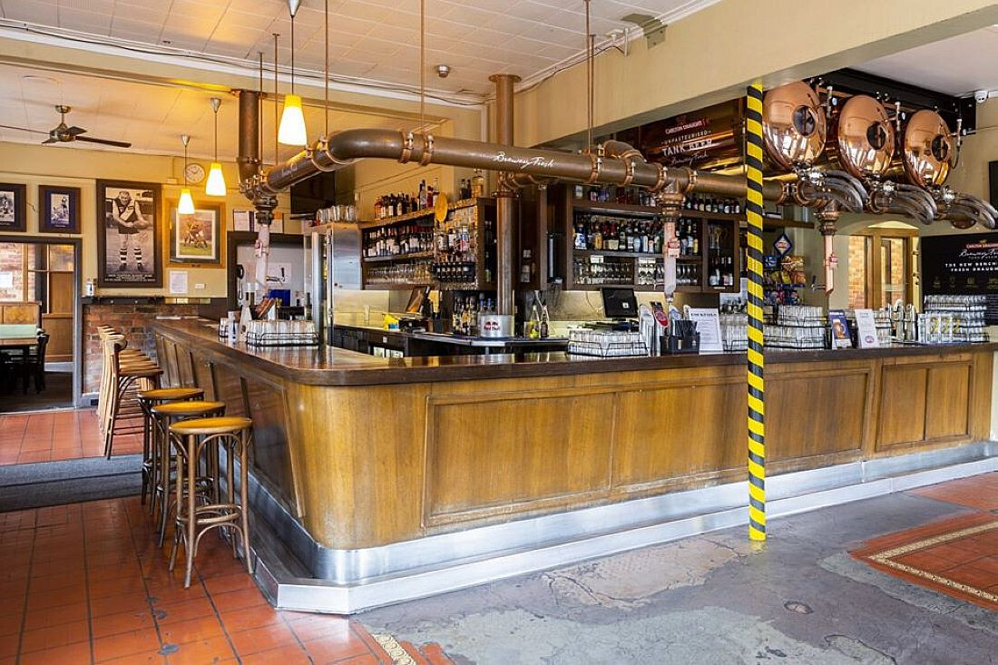 London Tavern Hotel | Sports Bar in Richmond