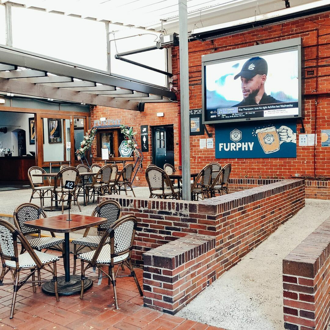 London Tavern Hotel | Sports Bar in Richmond