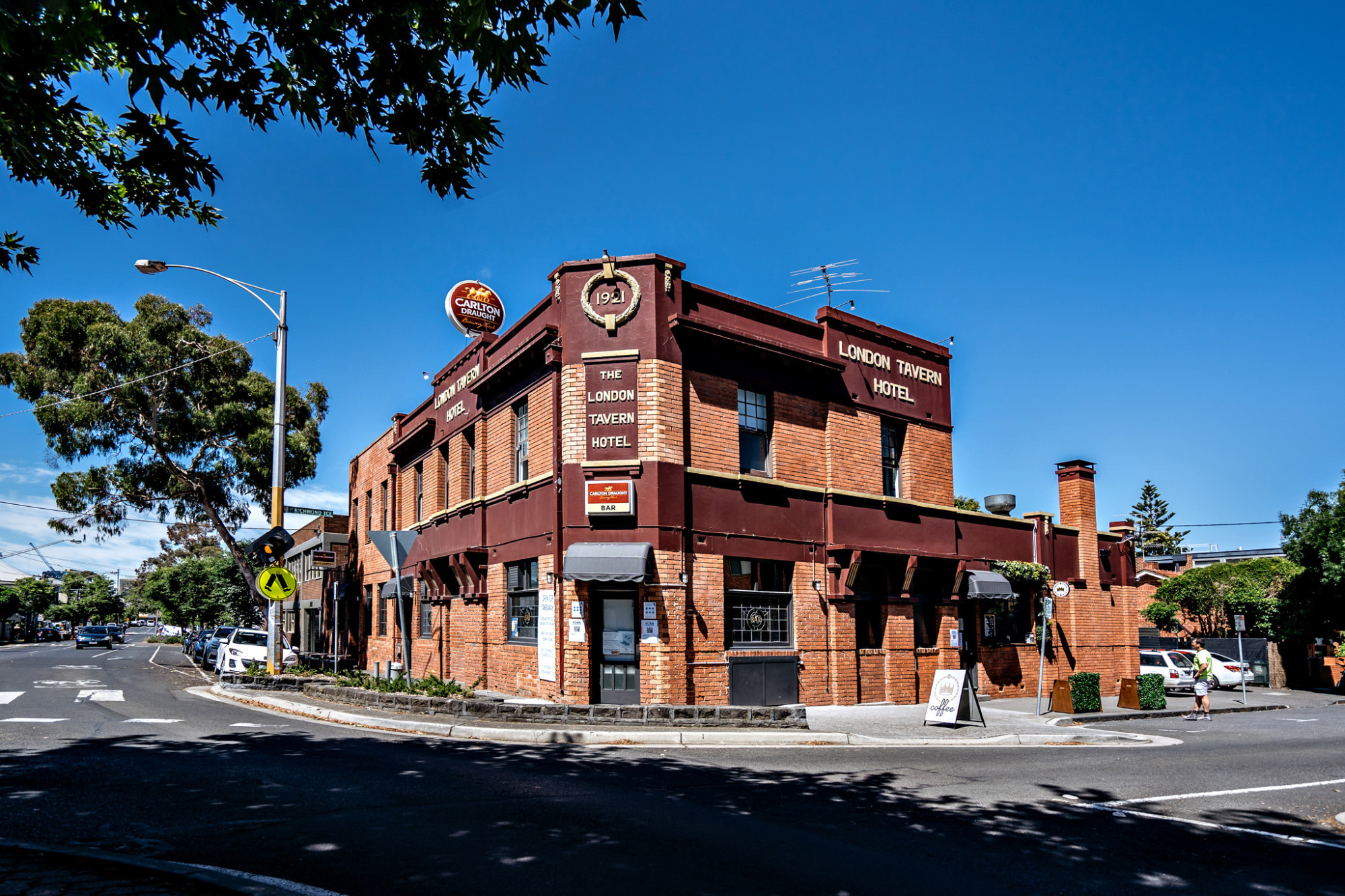 London Tavern Hotel | Sports Bar in Richmond