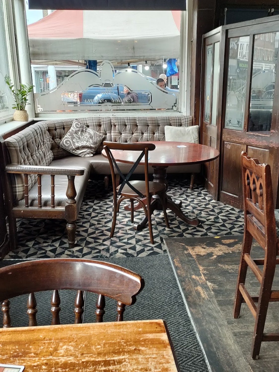 Enkel Arms | Sports Bar in London