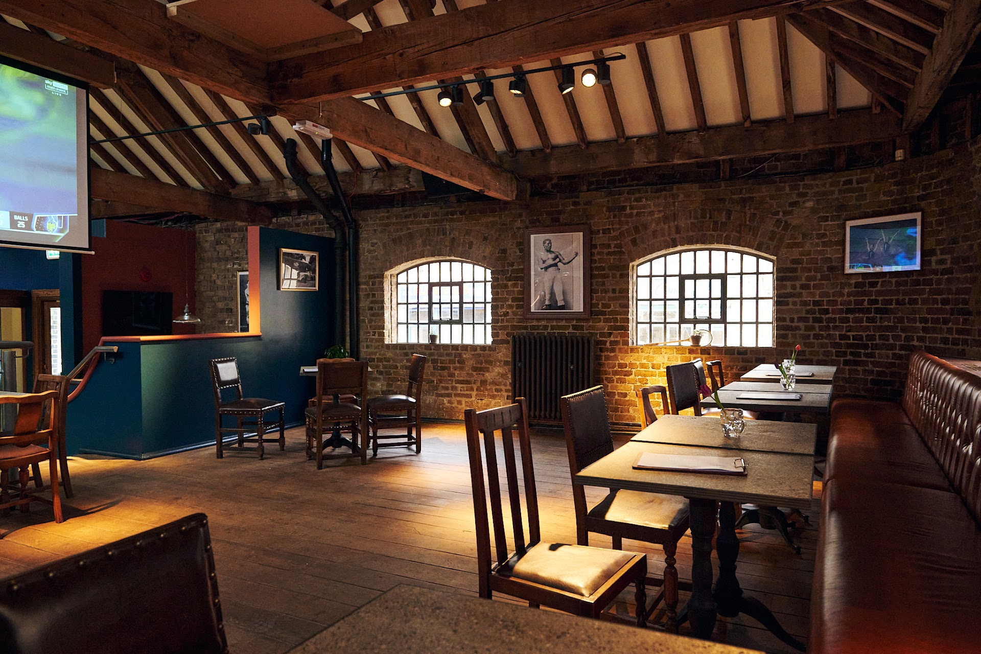 Wapping Tavern | Sports Bar in London