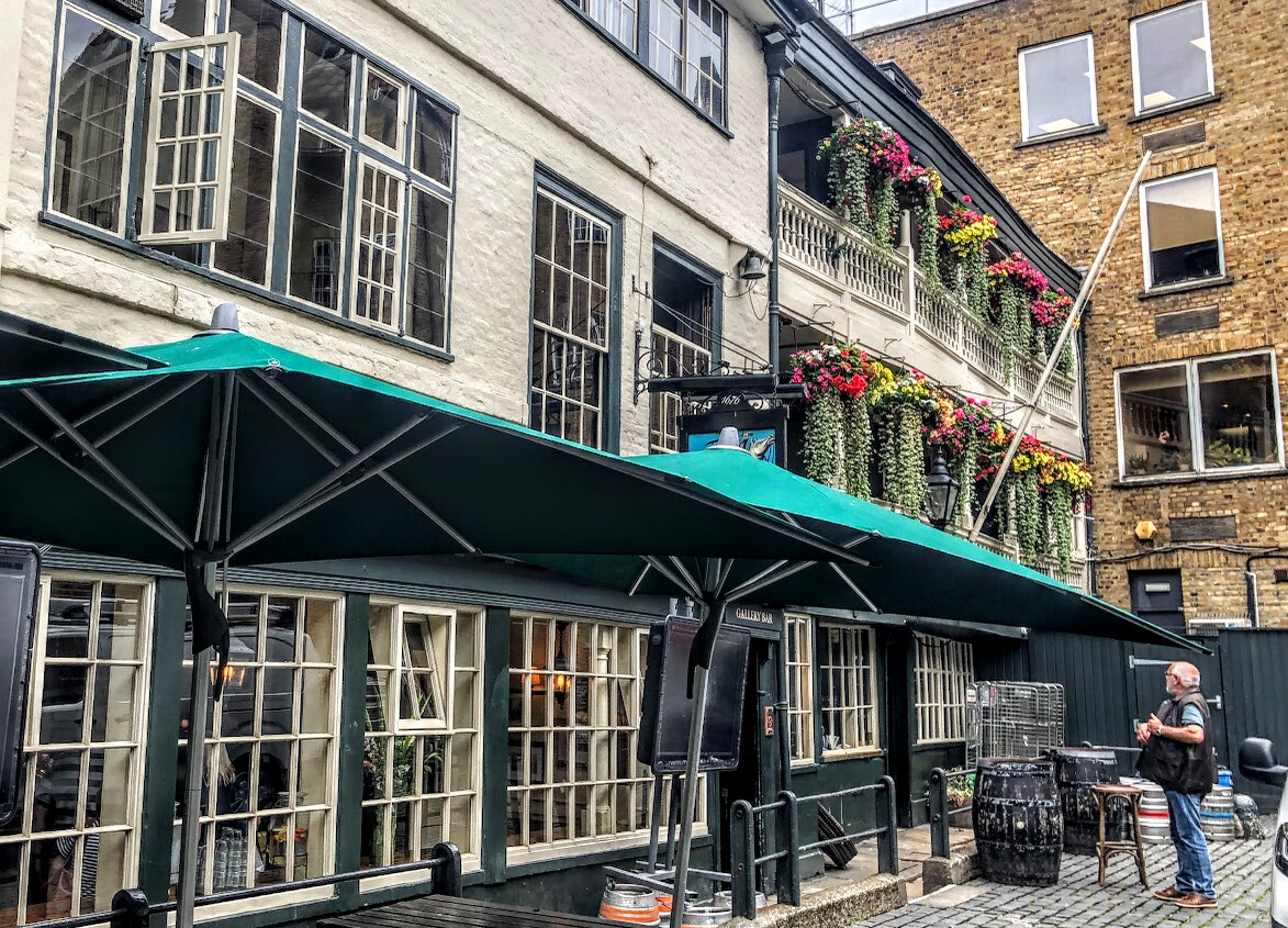 The Coach House at The George in London : Reviews & Booking | FANZO