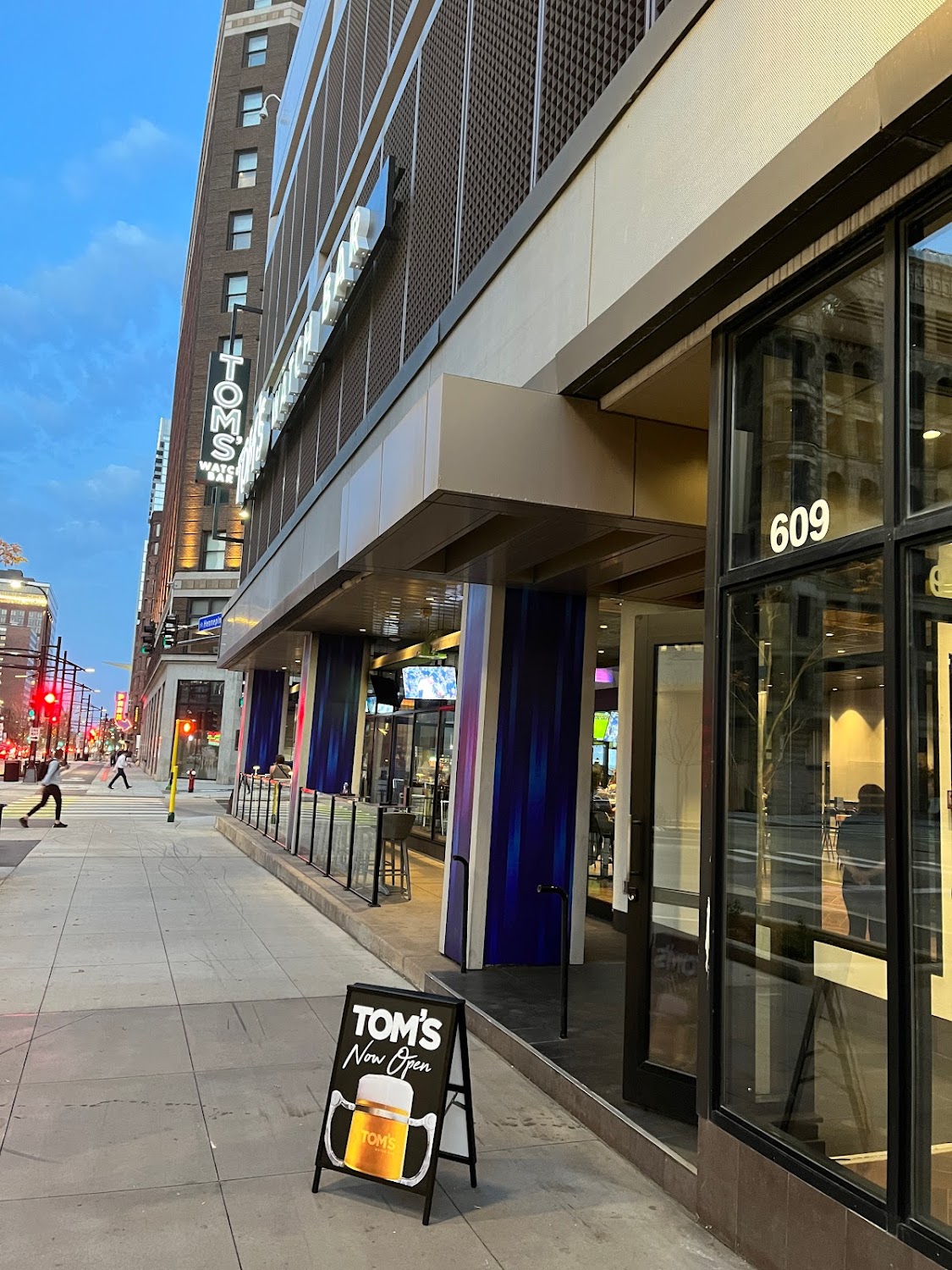 Tom's Watch Bar @ Minneapolis | Sports Bar in Minneapolis