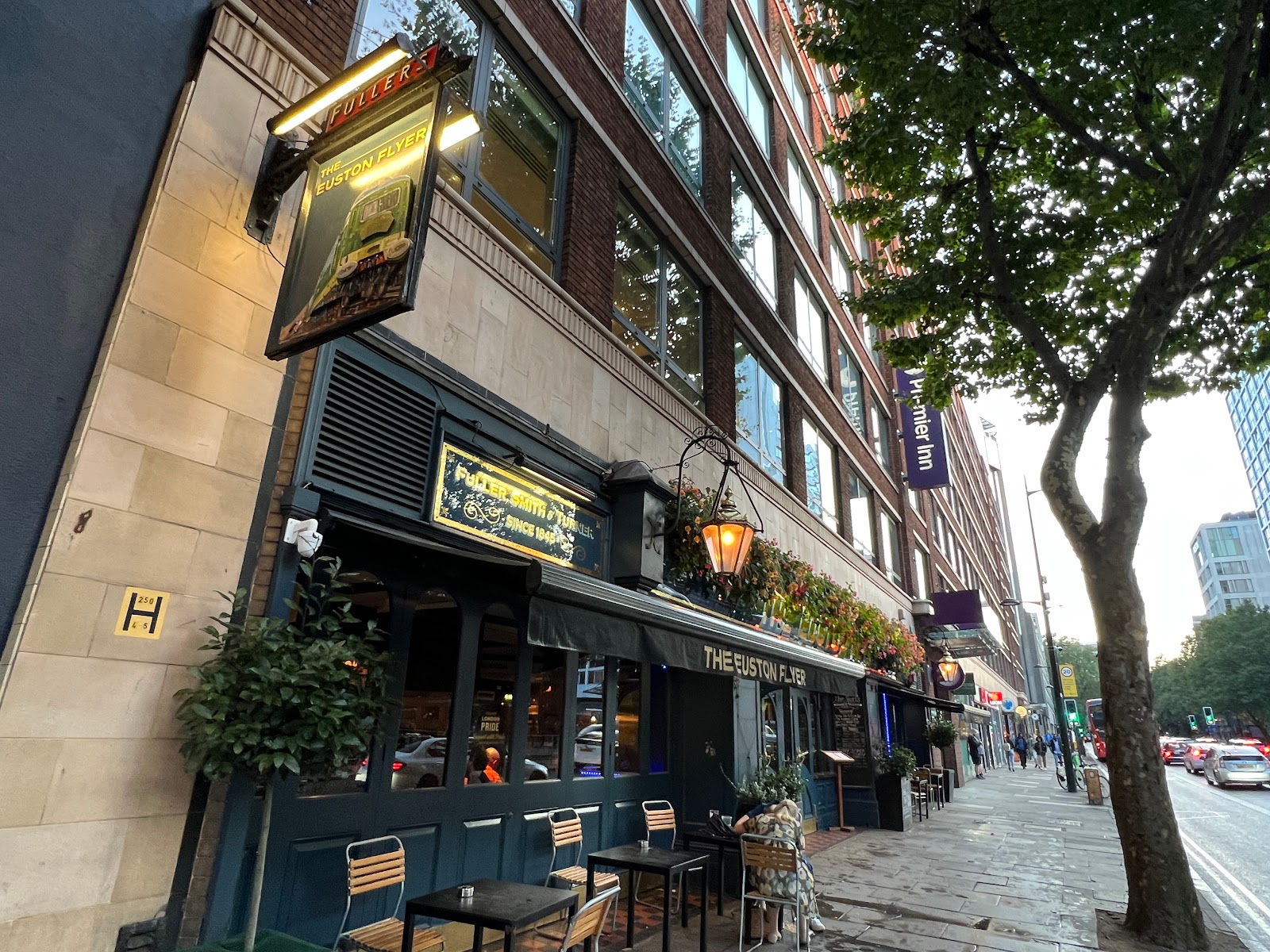 Euston Flyer | Sports Bar in London