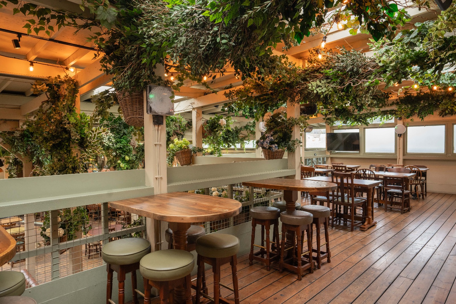 The Prince in London : Reviews & Booking | FANZO