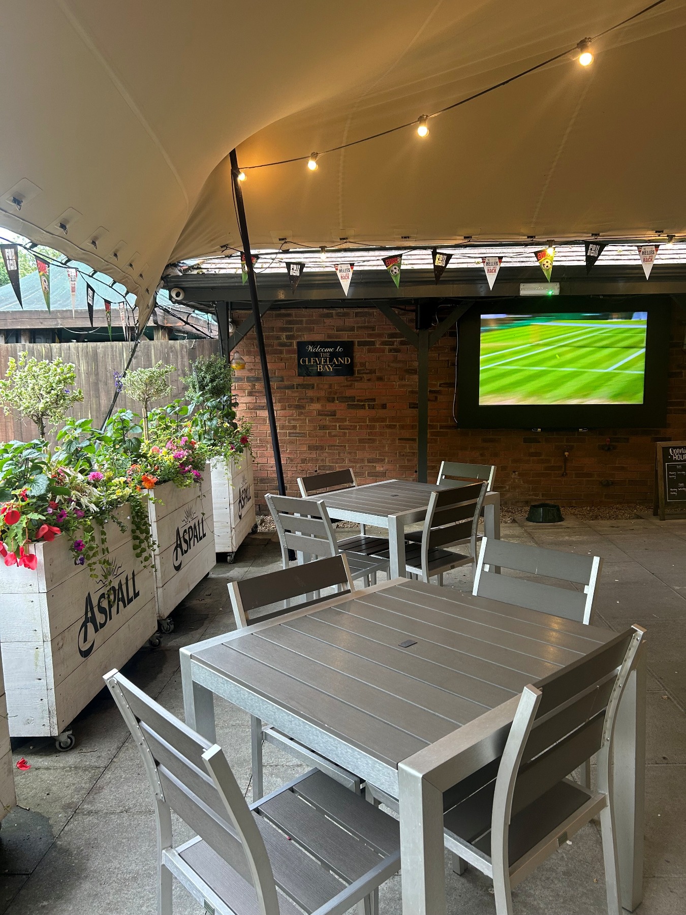 The Cleveland Bay | Sports Bar in Chandler'S Ford