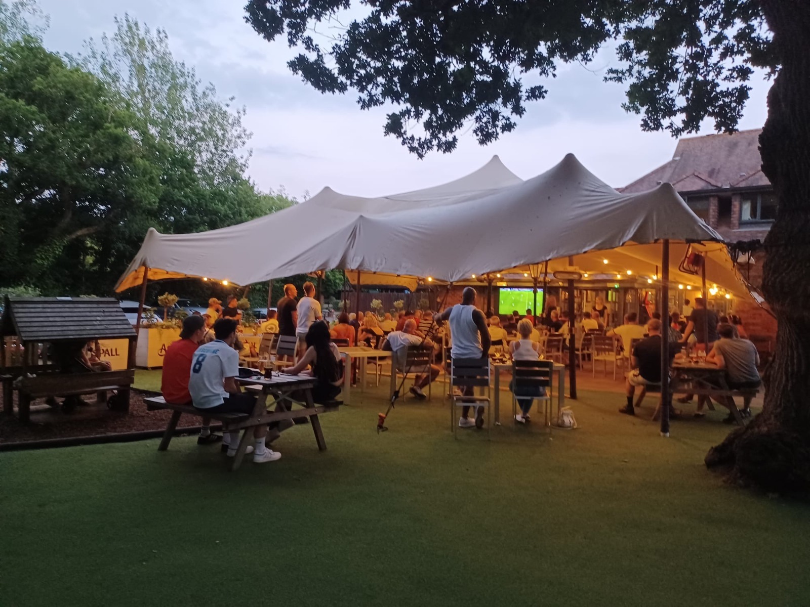 The Cleveland Bay | Sports Bar in Chandler'S Ford